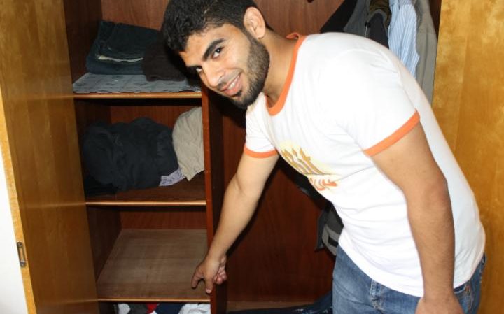 Syrian Refugee in Germany Hailed Hero After Returning €50K | About Islam