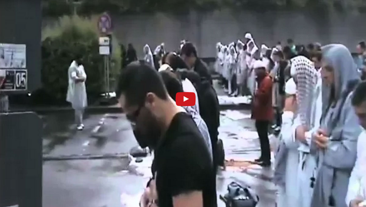 Muslims Praying In The Rain - Germany | About Islam