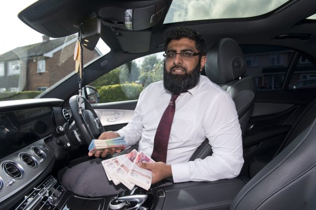 Muslim Taxi Driver Hailed for Returning £12K to Pensioner | About Islam