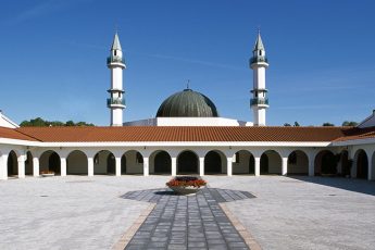 Malmö Mosque Provides Food, Clothing to Homeless | About Islam