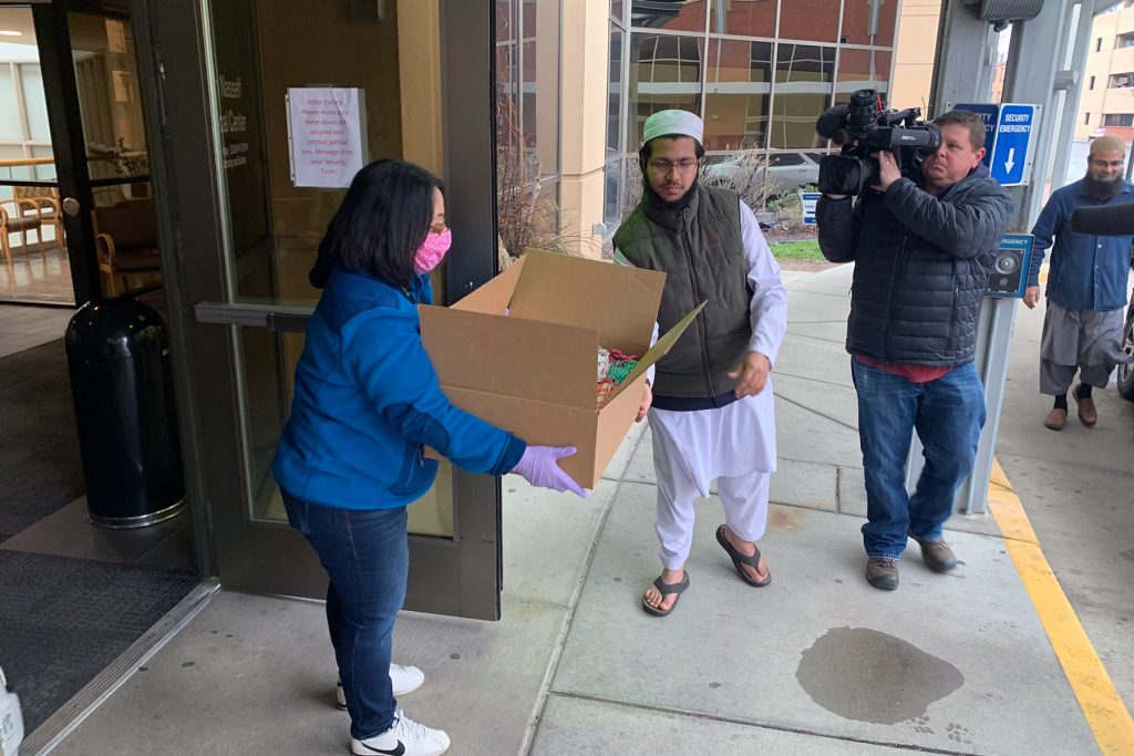 Minnesota Mosque Members Volunteer to Make Face Masks | About Islam
