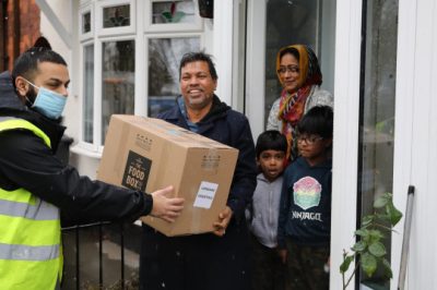 Mosque Volunteers Battle Snow to Feed Vulnerable | About Islam