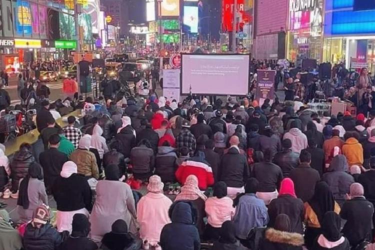 Hundreds of Muslims Gather in Times Square for Iftar, Prayers | About Islam
