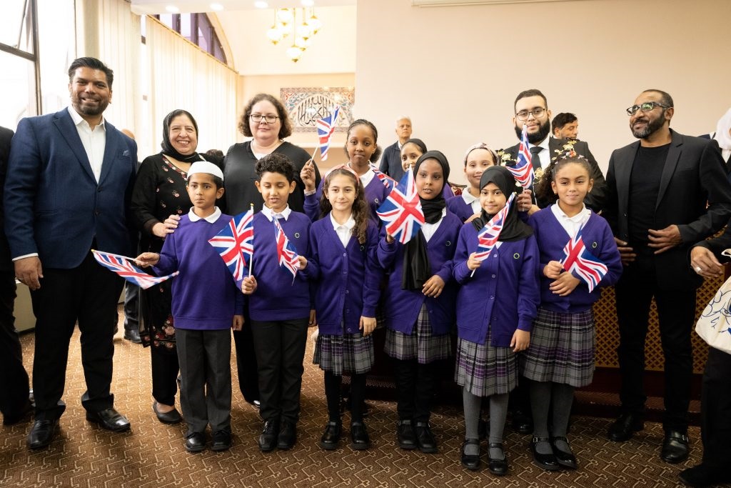 Muslims Sing 'God Save the King' in London Mosque | About Islam