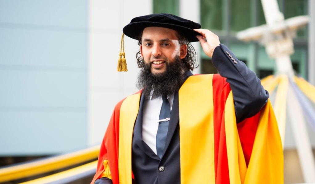 Nazim Ali Receives Bradford Outstanding Contribution Award | About Islam