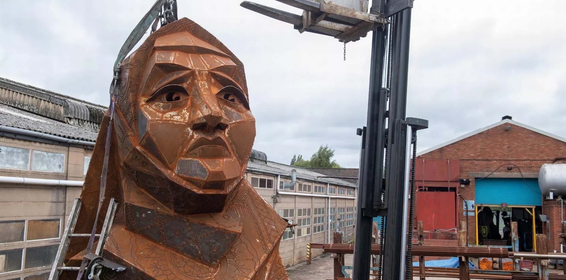 With Huge Sculpture, Artist Celebrates Hijabi Muslim Women in UK ...