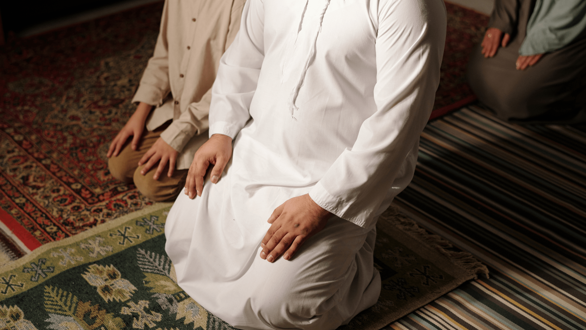 Emergency in Salah: Can You Stop Another’s Prayer to Help? | About Islam